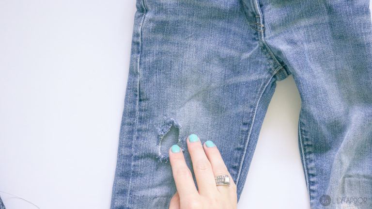 HOW TO FIX RIPPED JEANS - 5 EASY STEPS - PHOTO + VIDEO