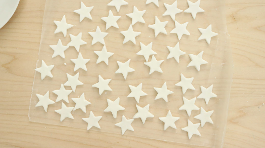 Star Garland DIY+ 5 Minute Recipe | Baking Soda + Cornstarch - Lily Ardor