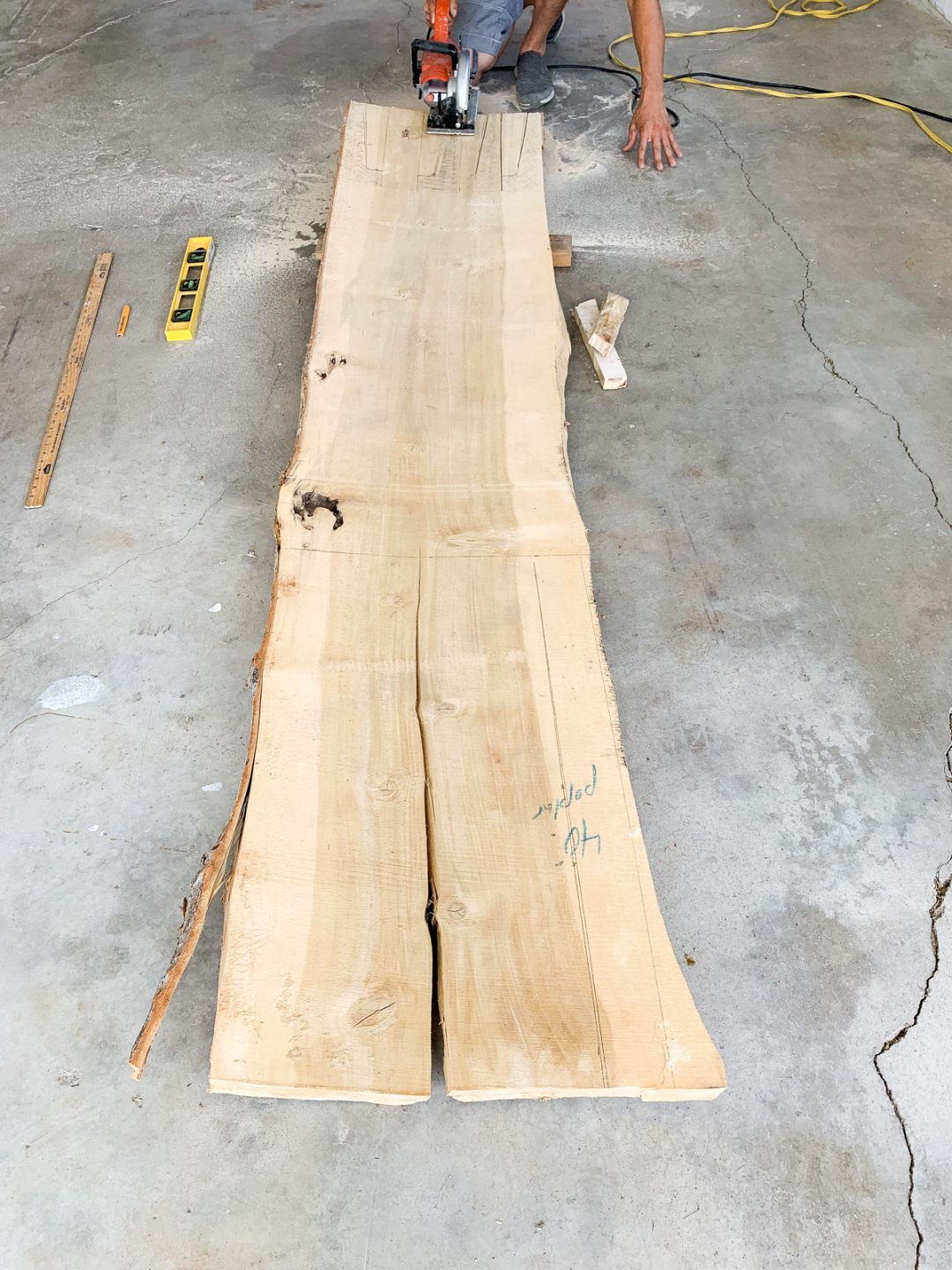 DIY COFFEE TABLE - WITH A LIVE EDGE! How to make it from raw wood