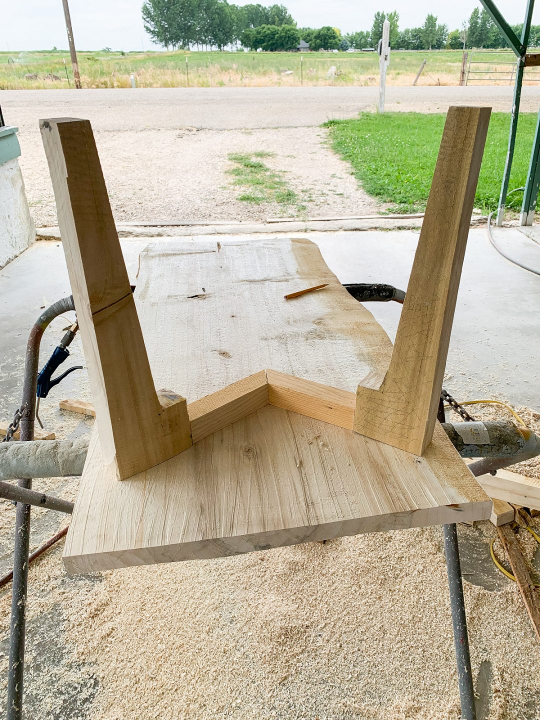 DIY COFFEE TABLE - WITH A LIVE EDGE! How to make it from raw wood