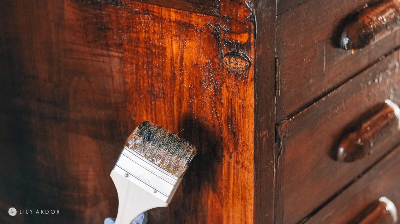 HOW TO REFINISH A DESK - Lily Ardor