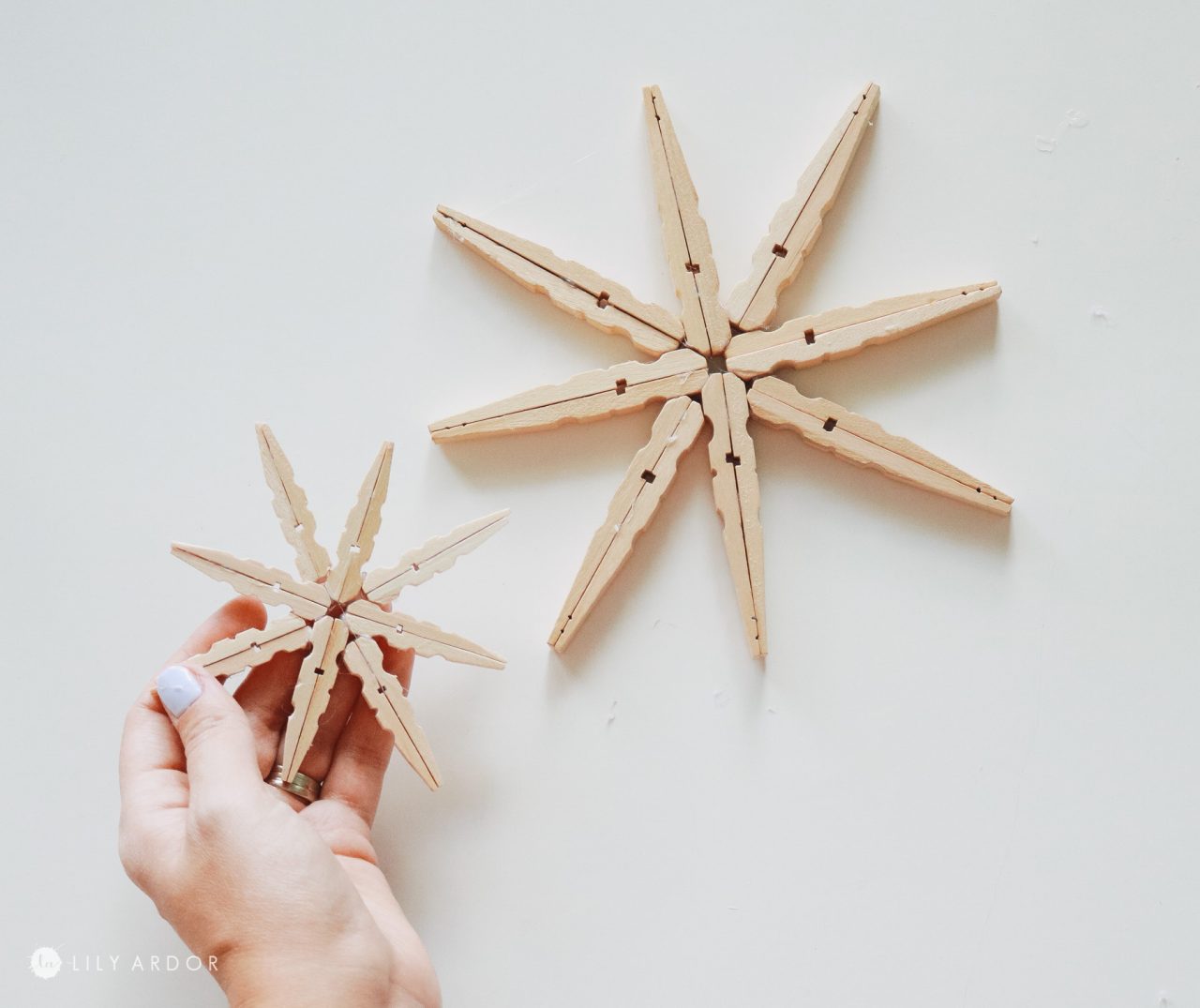 10 minute DIY WOOD STARS FROM CLOTHESPINS!