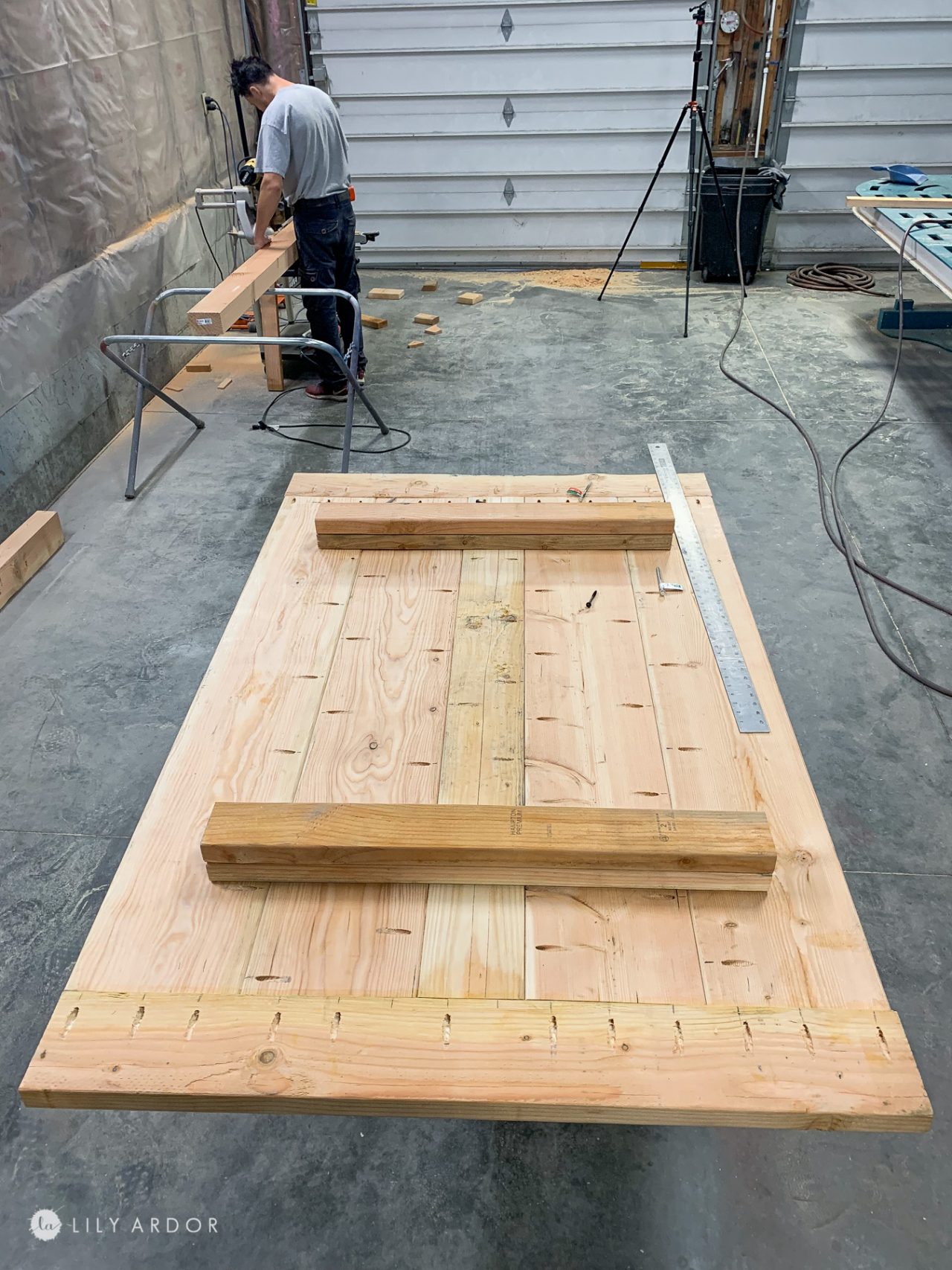 EASY DIY MODERN FARMHOUSE TABLE w/plans! UNDER $200