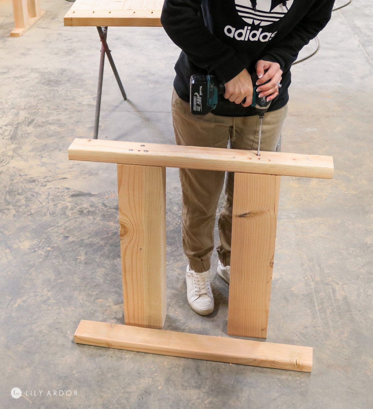 EASY DIY MODERN FARMHOUSE TABLE w/plans! UNDER $200